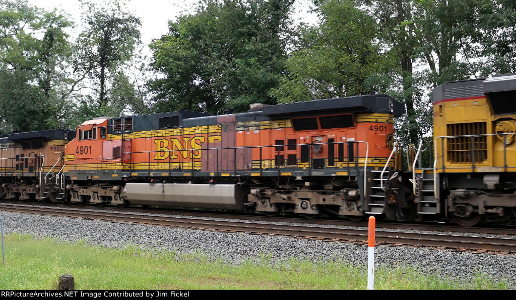BNSF 4901 trailing on NS 211